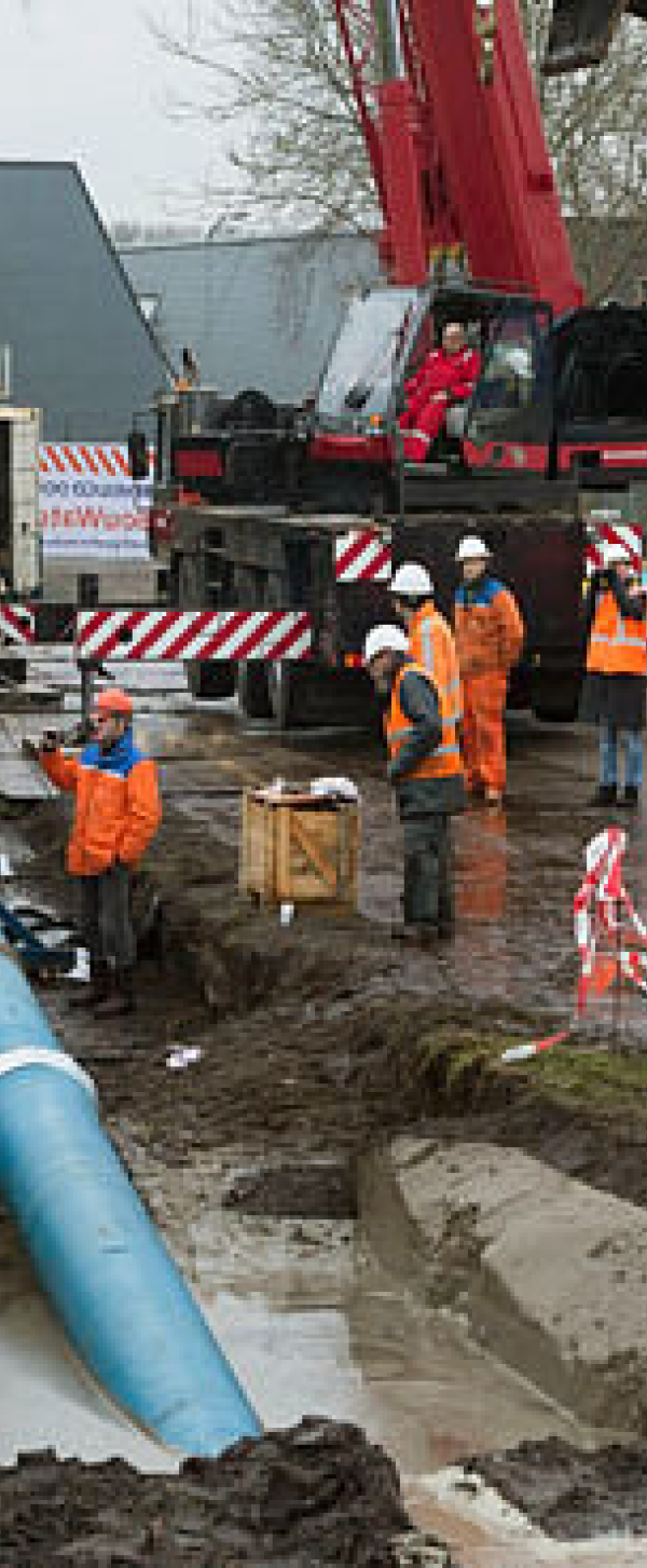 Installatie van gietijzeren leiding onder Gronings kanaal | Hanab ...